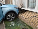 ‘Ik hoorde een harde klap’: vrouw schrikt zich kapot als auto zich in ...