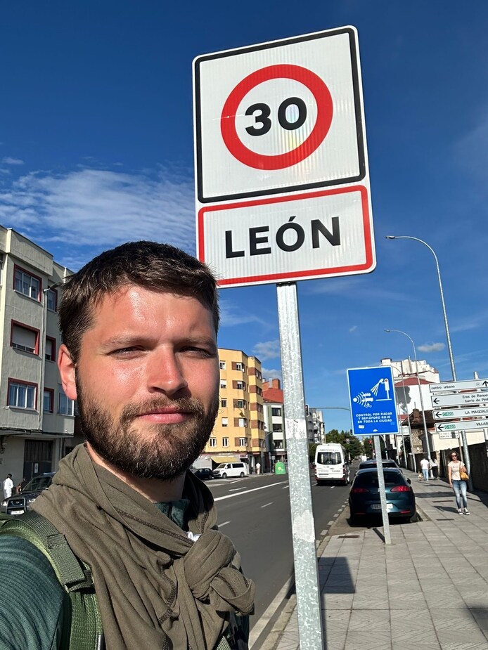 Leon (30) loopt 2500 kilometer naar het Glazen Huis en krijgt dan een ...
