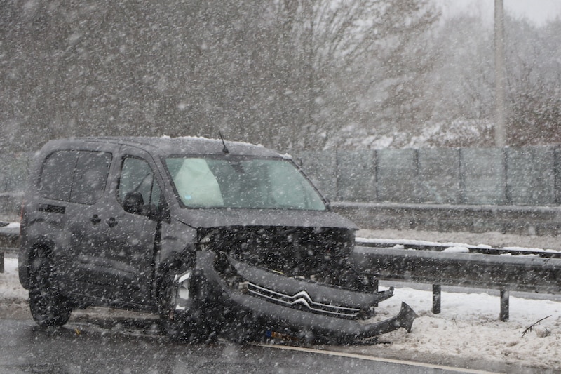 Kerstversiering ingestort, auto’s glibberen van de weg en hinder op het ...