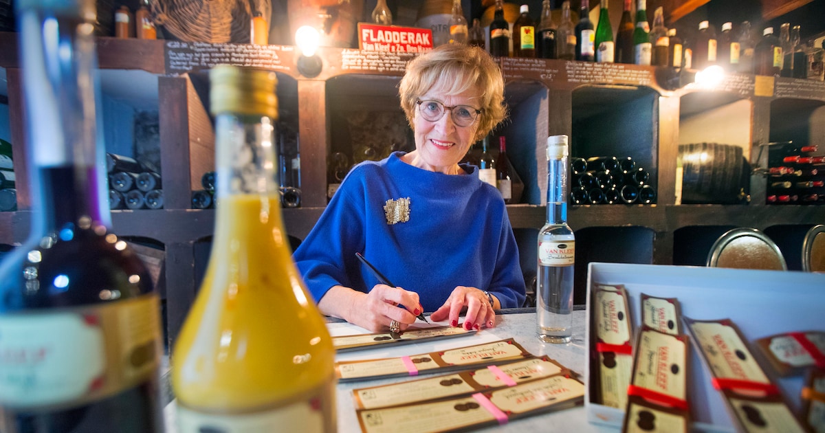Carla (71) schrijft alle etiketten voor drankmerk met de hand: ‘Ik neem ...