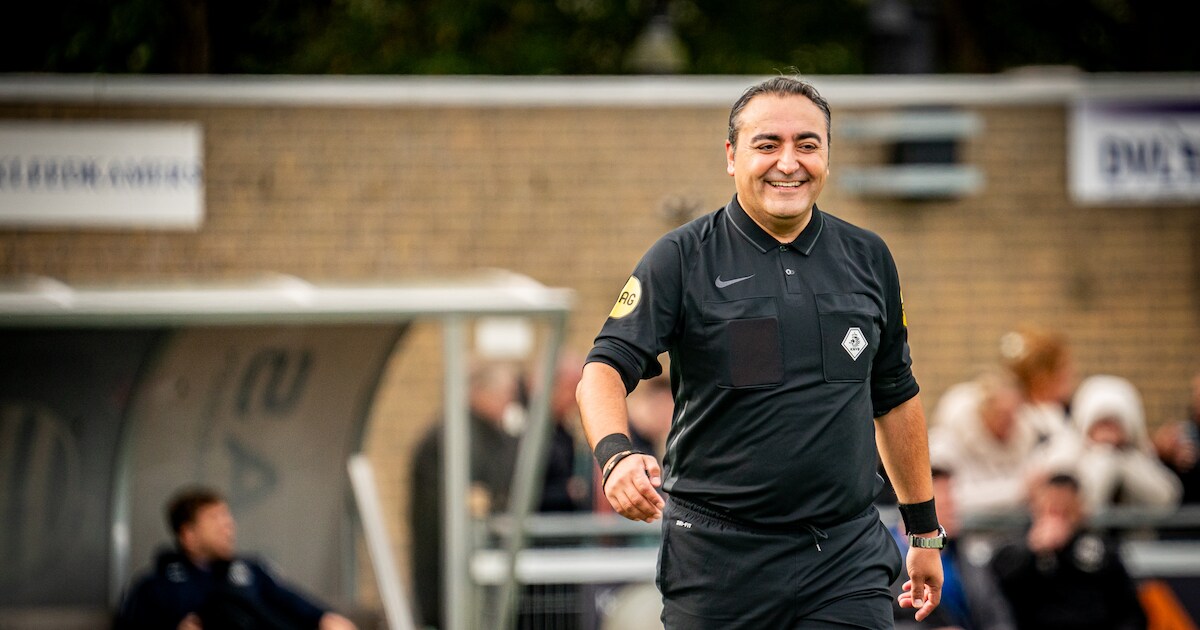 De amateurvoetbaltrainer die ook scheidsrechter is: ‘Met een glimlach ...