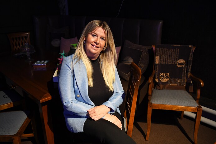 Op de kop in een wilde kermisattractie zingen: volkszangeres Charlène ...