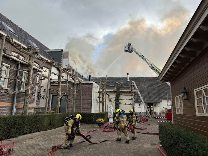 Zeer grote brand in Nuland onder controle, één persoon naar het ziekenhuis na inademen van rook ...