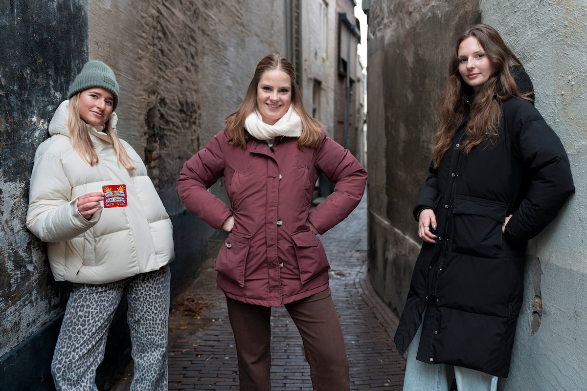 Op billen slaan, nafluiten en gegraai: studenten Nova (22), Bo (21) en ...