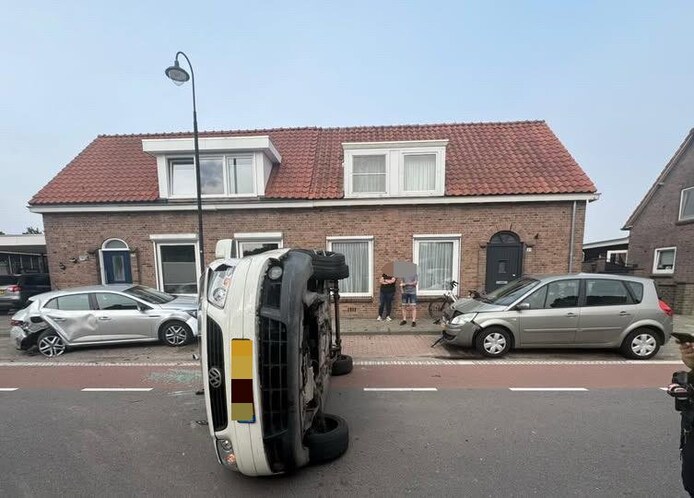 Man valt in slaap achter het stuur en botst op auto’s van eigen gezinsleden | Brabant | bd.nl
