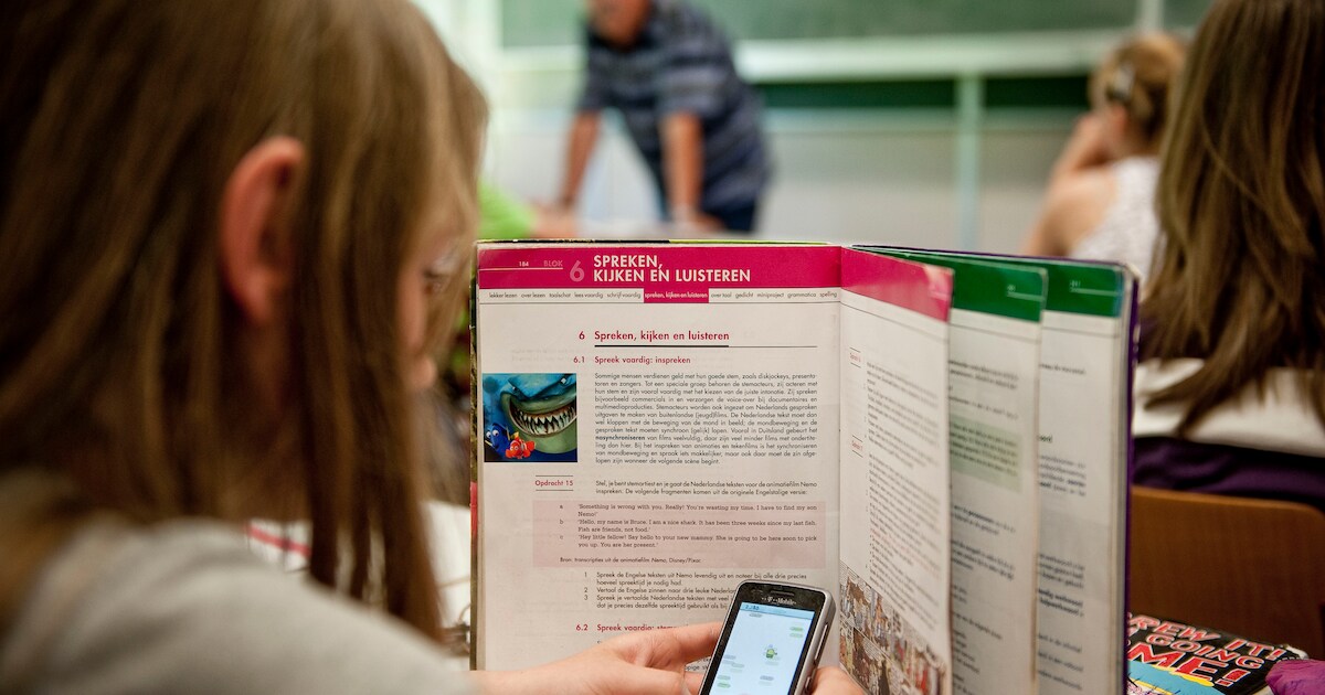 Een wettelijk verbod op mobieltjes in de klas werkt niet. Laat het aan de scholen zelf over ...
