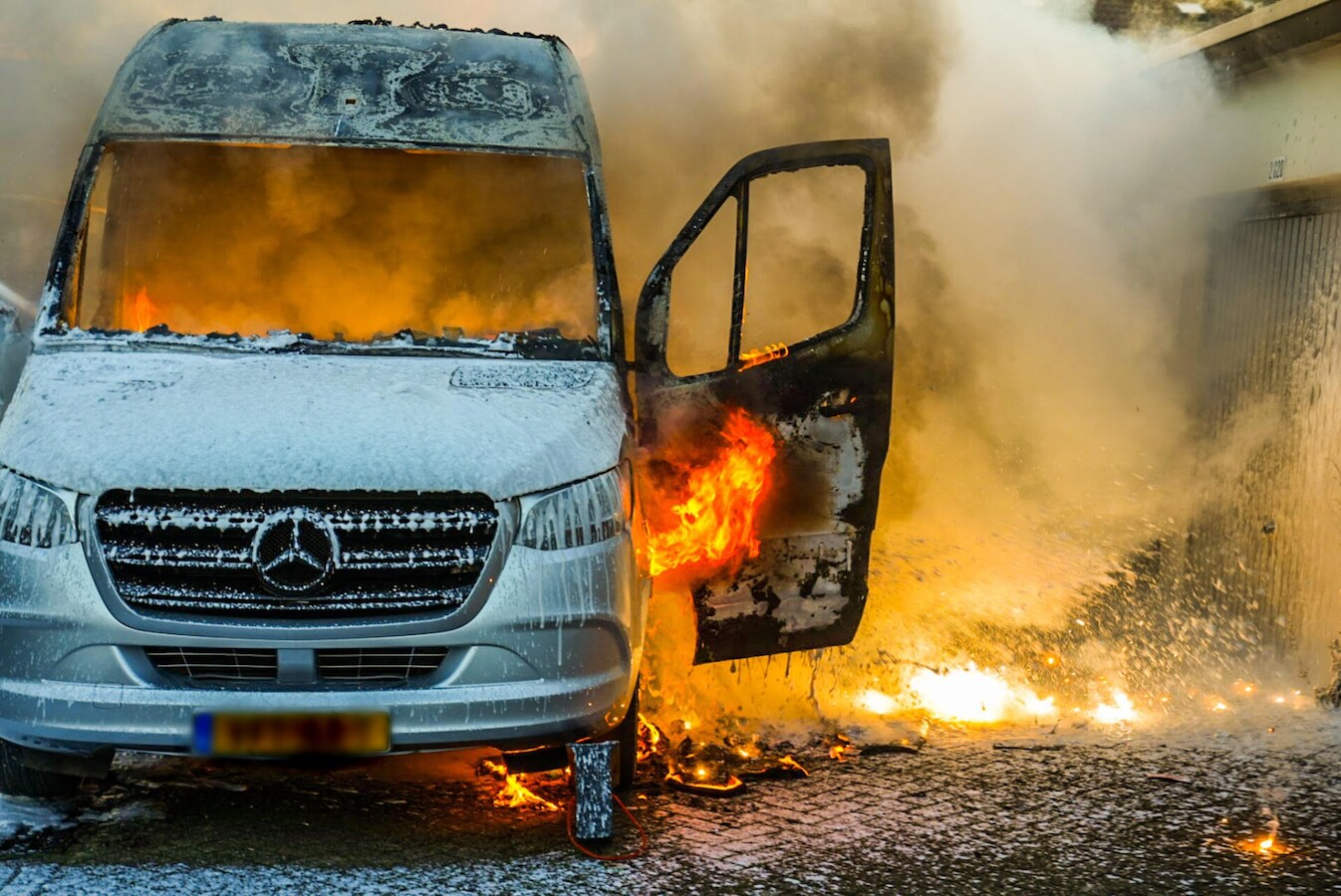 Bestelbus verzwolgen door vlammen bij brand in Eindhoven, kortsluiting ...