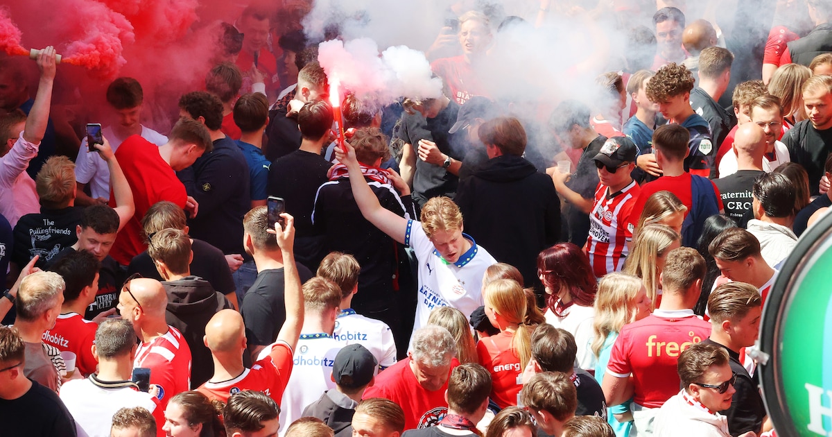 Bomvolle binnenstad, uitzinnige spelers en nare incidenten: dit was het ...