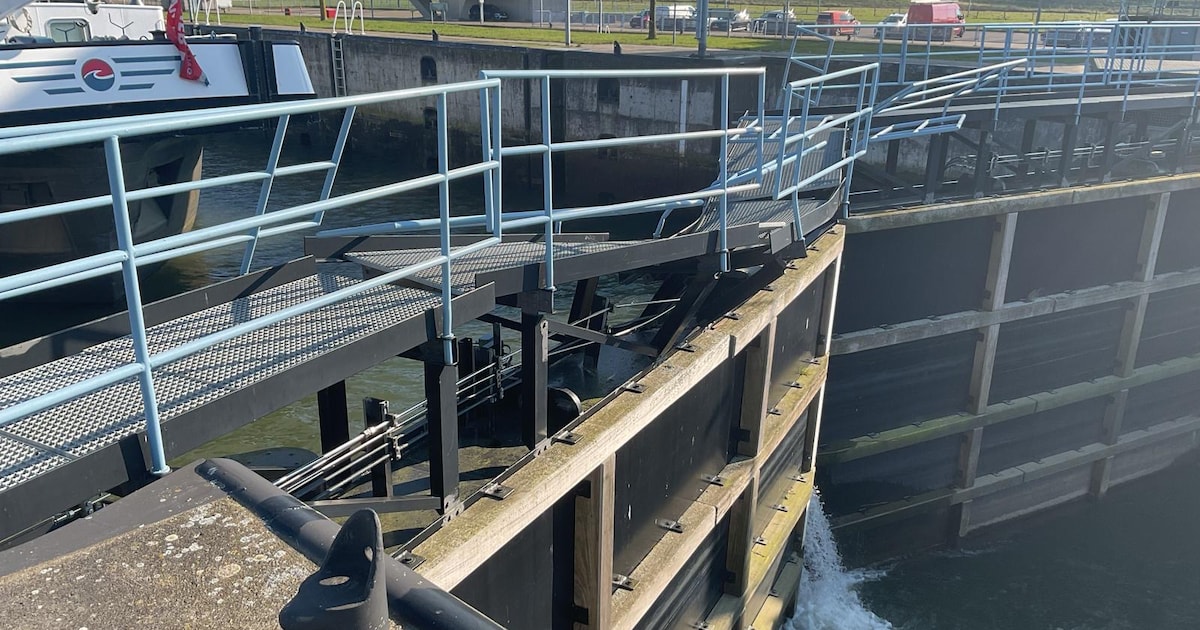 Schip ramt sluis in Lith: deuren ernstig beschadigd, scheepvaart gestremd | Oss | bd.nl
