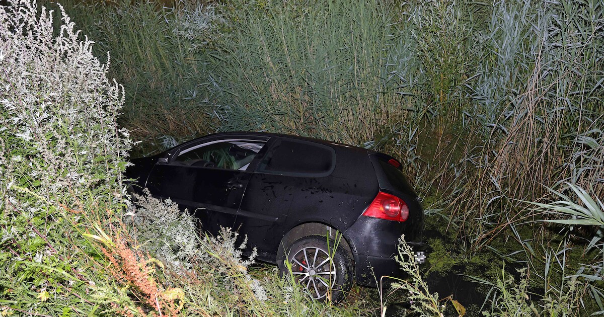 Automobilist verliest macht over stuur in Waalwijk: wagen belandt in sloot | Waalwijk | bd.nl