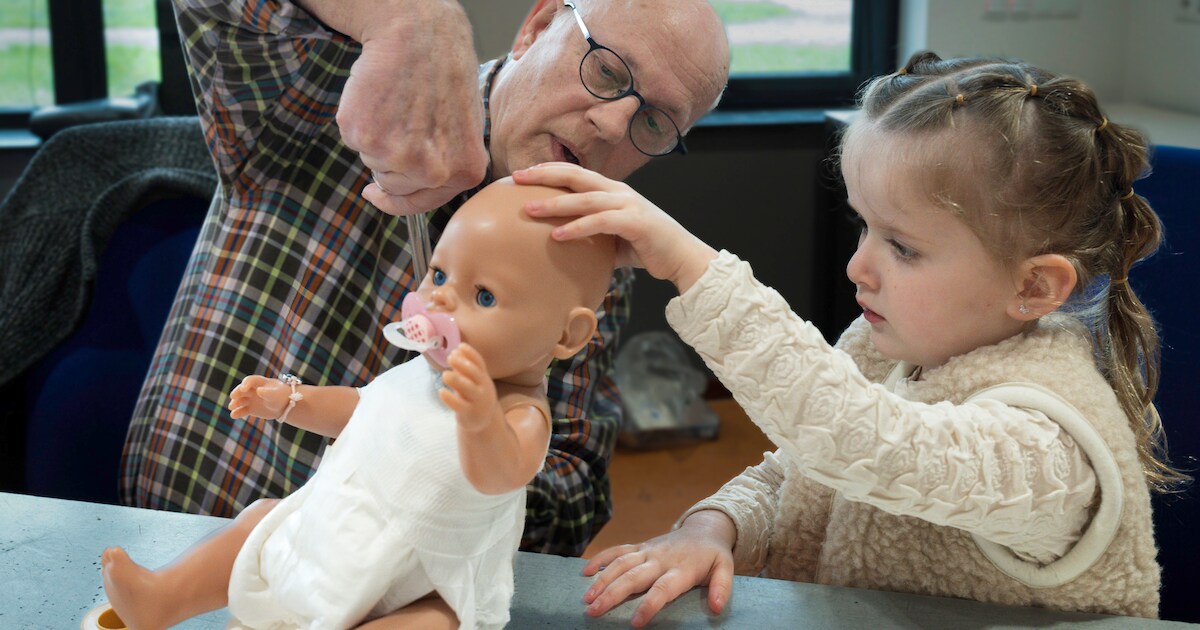 Poppenconsultatiebureau bij SJV Rosmalen: Pops arm zit los, dus krijgt ...