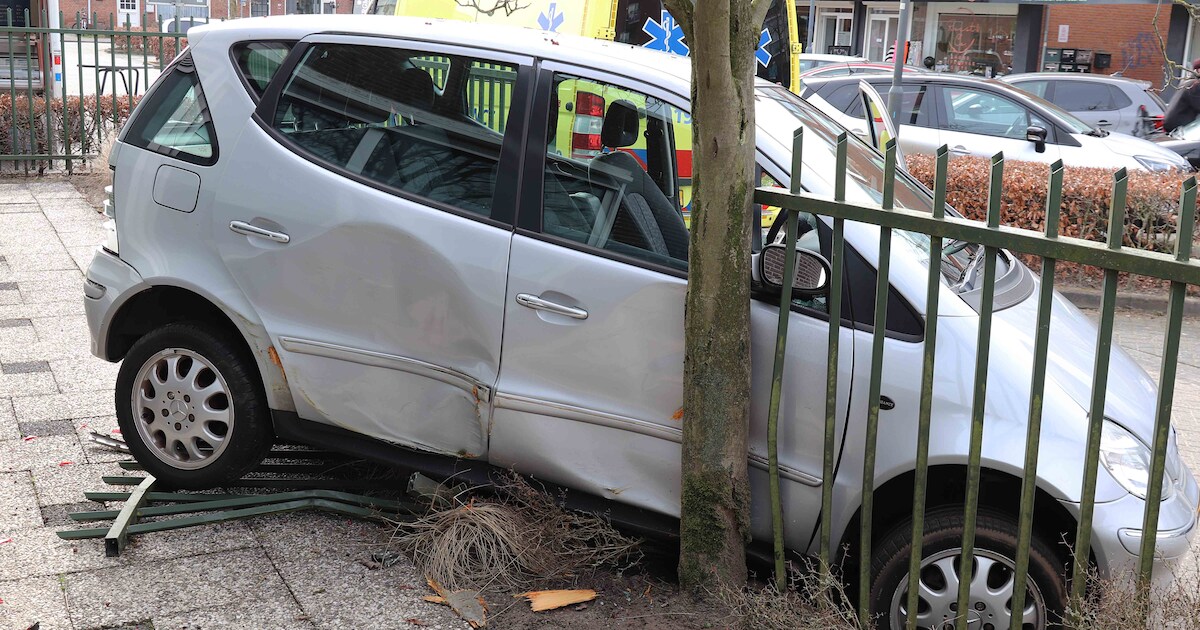 Bestuurder geeft te veel gas en rijdt met auto dwars door hek in ...