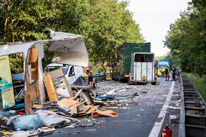 Tijl en Wendy rijden met zeven paarden naar huis, dan boort caravan ...