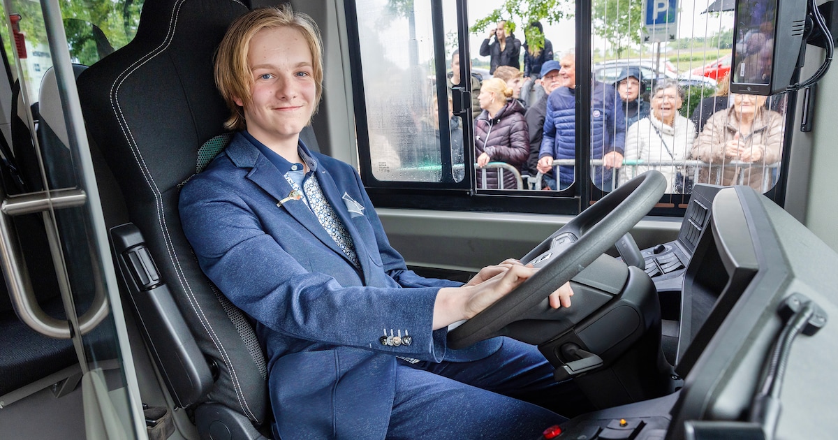 Jasper (15) uit Tilburg regelt een bus voor het eindexamengala: ‘Mijn baan staat al vast ...