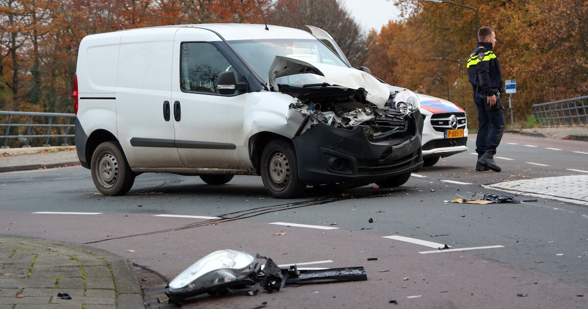 Vrouw gewond bij botsing tussen bestelbus en aanhangwagen in Boxtel ...