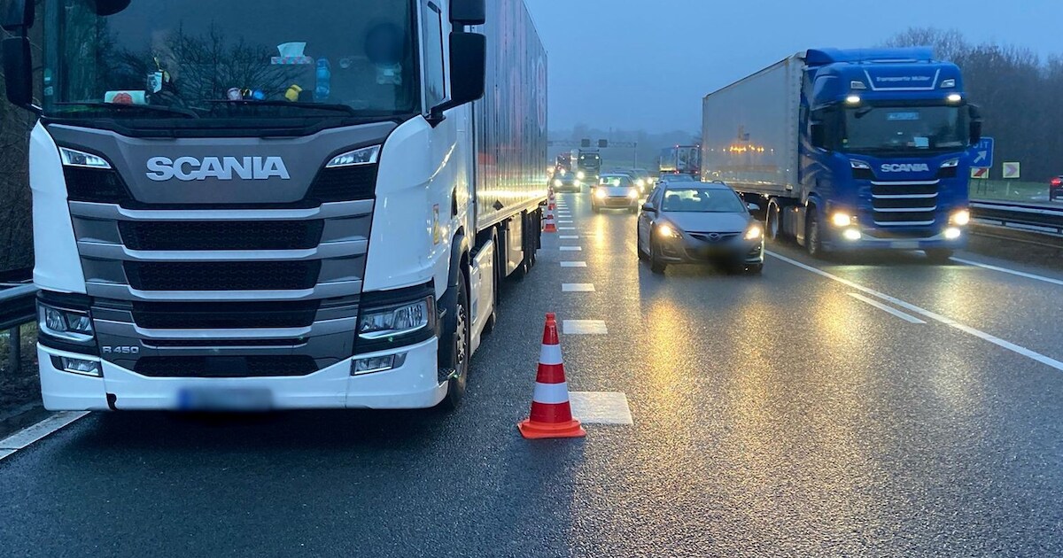 Vrachtwagen strandt met pech op A67 bij Geldrop, truck weggehaald met ...