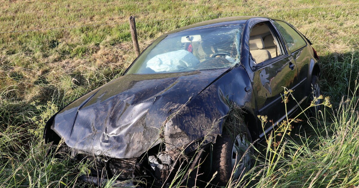 Automobilist verliest macht over het stuur: auto belandt in sloot bij Drunen | Heusden | BD.nl