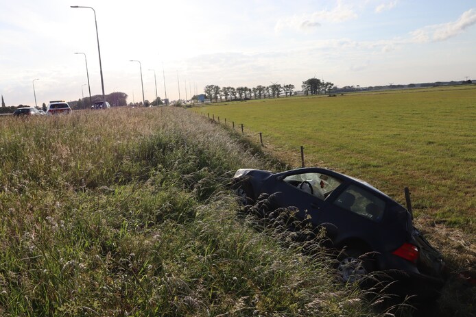Automobilist verliest macht over het stuur: auto belandt in sloot bij Drunen | Heusden | bd.nl