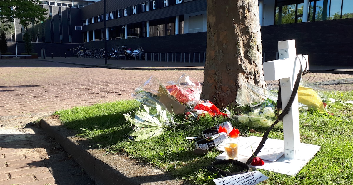 Gedenkplek Arie den Dekker bij gemeentehuis Oss geruimd, familie boos ...
