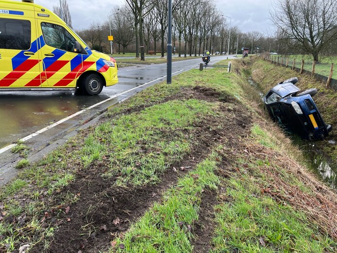 Automobiliste verliest macht over het stuur, belandt in de sloot na slippartij door berm | Breda ...