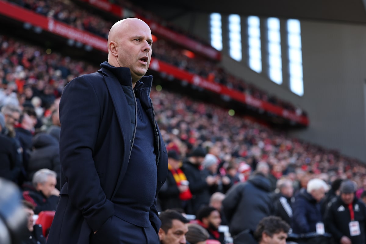 Engelse media zien verhoogde druk op Arne Slot: ‘Keek alsof hij door ...