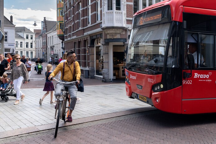 ‘Gevaarlijke bocht’ van bus in Vughterstraat: ‘Mensen klem gereden ...