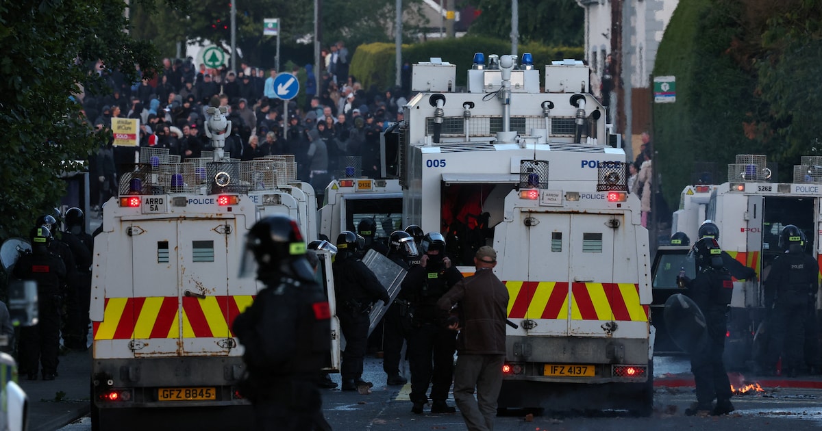 Opnieuw demonstraties in Noord-Ierland na mesaanval, betogers gooien ...