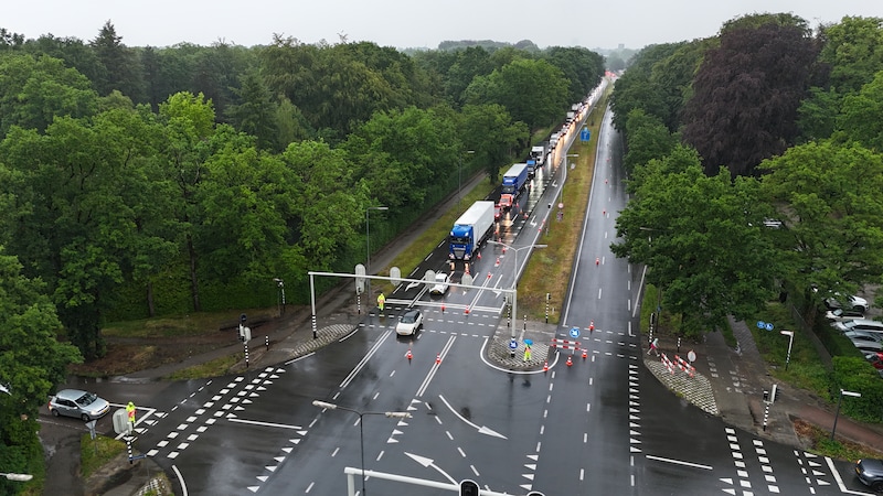 LIVE Files in Brabant | Bergingswerkzaamheden op de A2 bij Budel ...