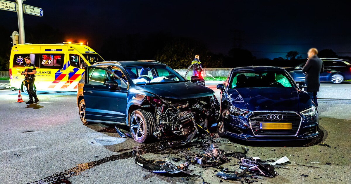 Twee auto's fors beschadigd en ravage op de weg bij botsing in Berkel-Enschot | Tilburg | bd.nl