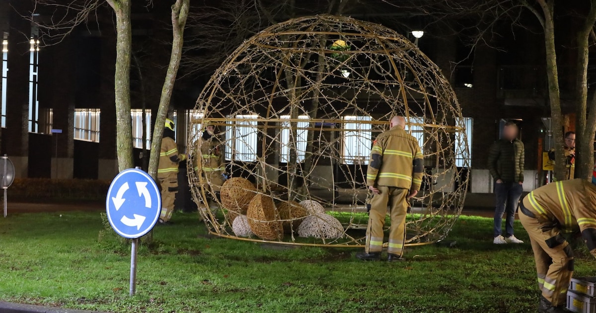 Man zit vast in kerstversiering op rotonde in Uden, brandweer moet hem ...