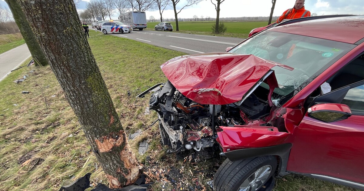 Automobiliste botst tegen boom, auto raakt zwaar beschadigd | 112 nieuws Alphen-Chaam | bd.nl