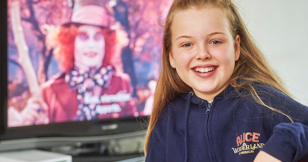 Puk van Ansem vindt het heerlijk om zich uit te leven in musical ‘Alice ...