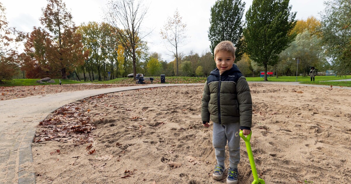 Hugo (3) staat klaar met zijn schepje, maar de speeltuin is van de ...