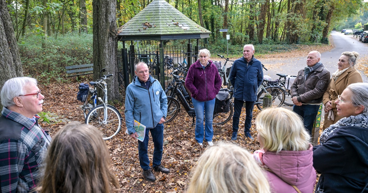 Deelnemers aan de fietstocht ‘Geschiedenis en spookverhalen van de Osse hei’ genieten van de ...