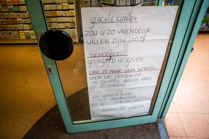 Simone (45) hangt opvallende tekst bij haar tabakszaak: ‘Schooiers geen ...