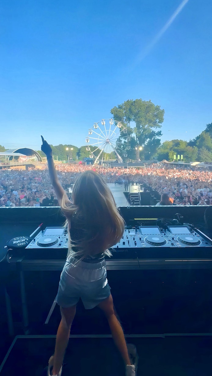 Dit is Dj Lady Tess, 12 jaar pas, maar ze zet nu al de tent op zijn kop ...