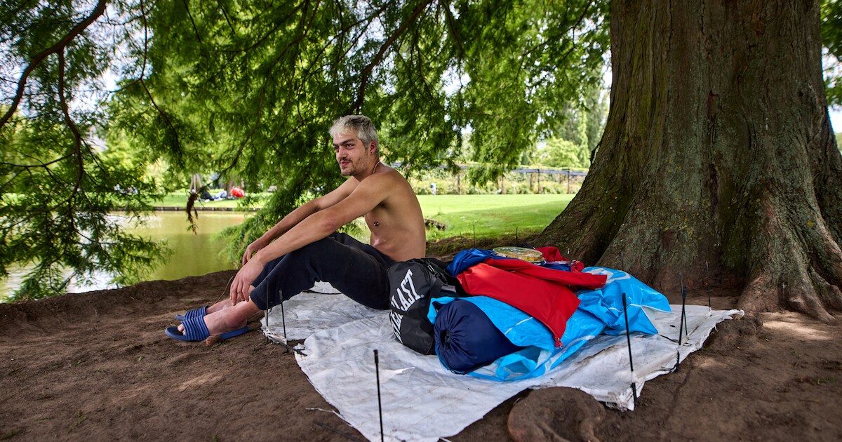 Na vijf jaar hard werken, leeft Nelson nu in een park: hoe kon het ...