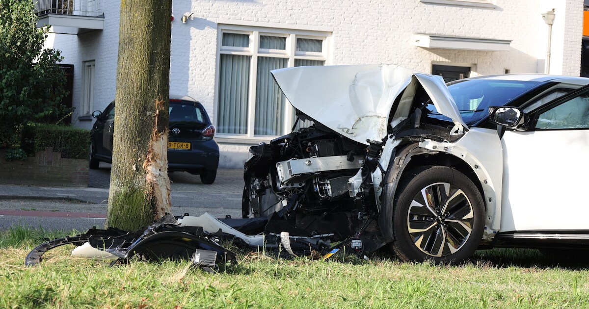 Auto klapt op boom in Oss, bestuurder naar ziekenhuis | 112 nieuws Oss | bd.nl