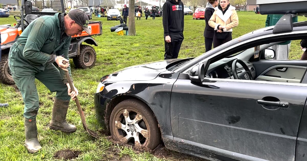 Boer Anton helpt ook de laatste campinggasten op Paaspop uit de drek ...