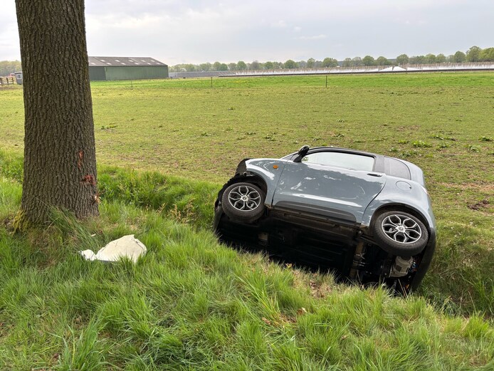 Brommobiel raakt van de weg en belandt in greppel in Uden | Maashorst ...