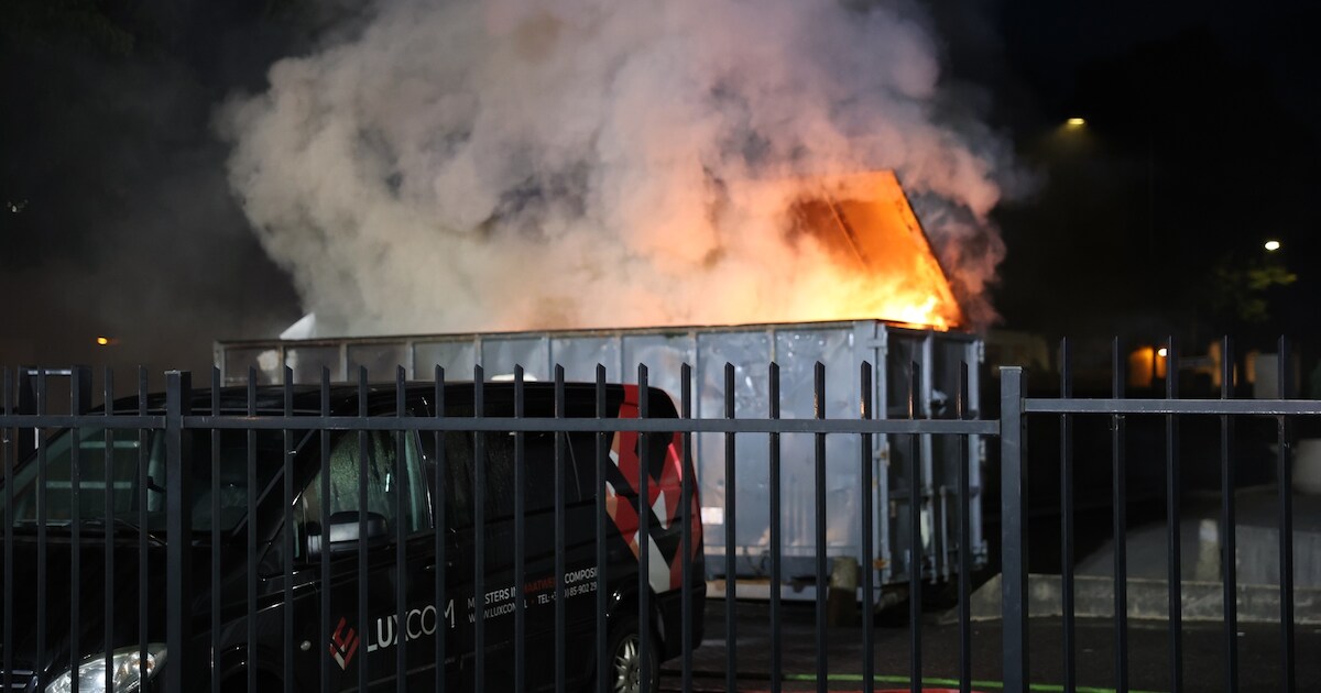 Polyester in container smeult en vat vlam in Veghel, brandweer blust ...