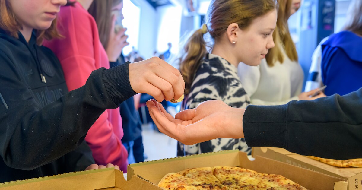 Burhan is blij dat zijn leerlingen pizza eten voor Giro 555: ‘Dit soort ...