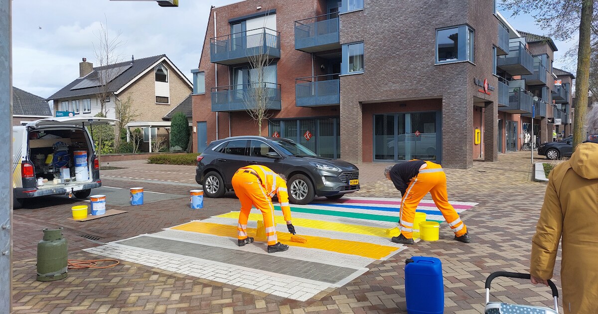 De verf is nog nat, Heeswijk-Dinther heeft regenboogzebrapad weer terug ...