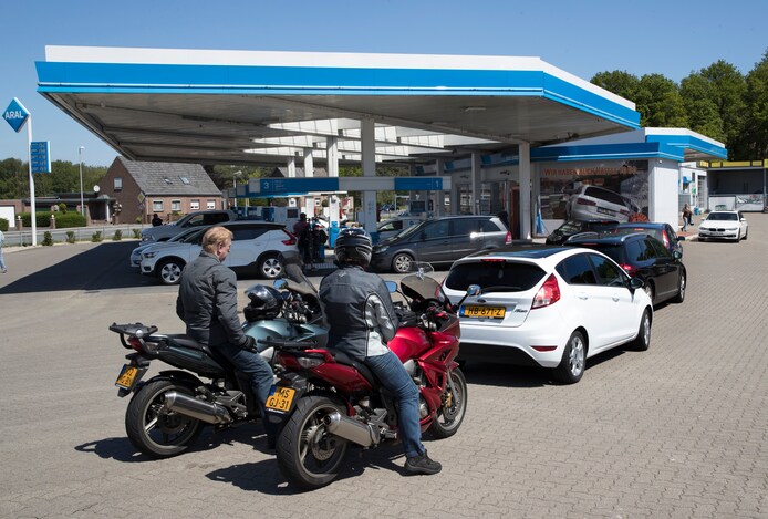 Goedkopere boodschappen en minder hard rijden: dit merken wij van ...