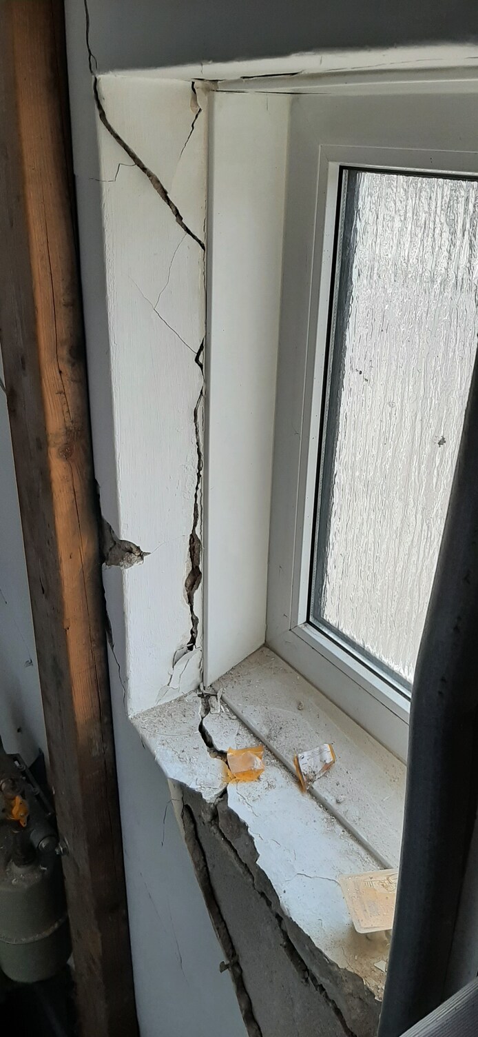 Scheuren in gevel, trap stuk opgeschoven: schade aan huis Ringbaan-Oost ...