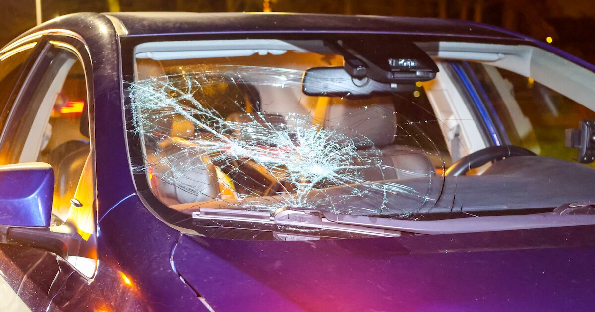 Voorruit van auto volledig gebarsten bij botsing met voetganger in Oss ...