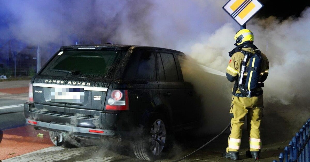 Range Rover gaat in vlammen op in Vught door ‘technisch mankement ...