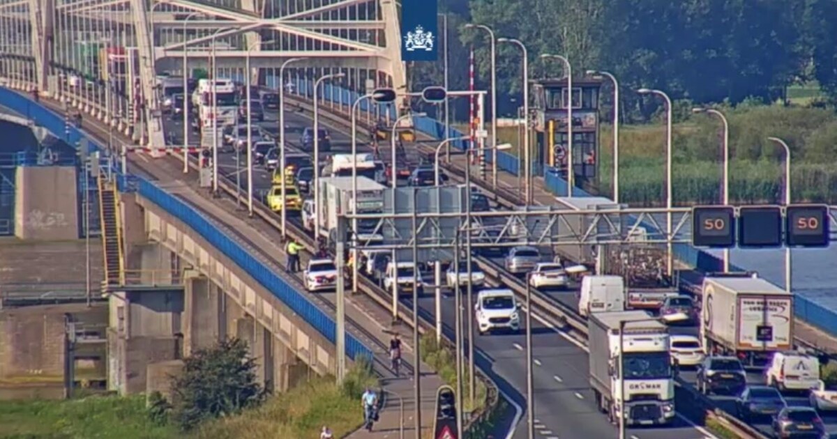 Ongeval met meerdere voertuigen veroorzaakt grote file op de A27 bij ...