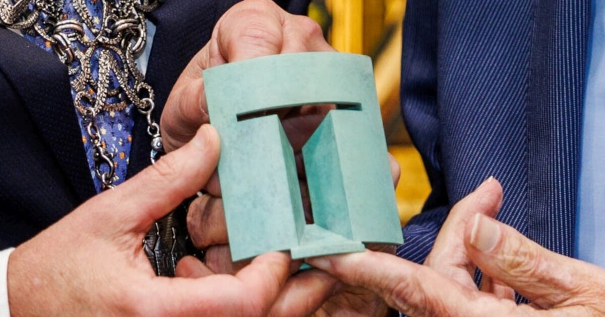 Mariëtte van Bavel ontvangt Tilburg Trofee bij afscheid | Regio | BD.nl