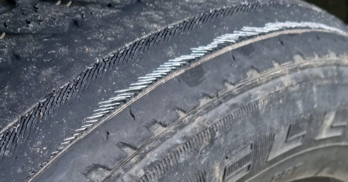 Tot de draad toe versleten banden en een gescheurde voorruit: 19-jarige ...